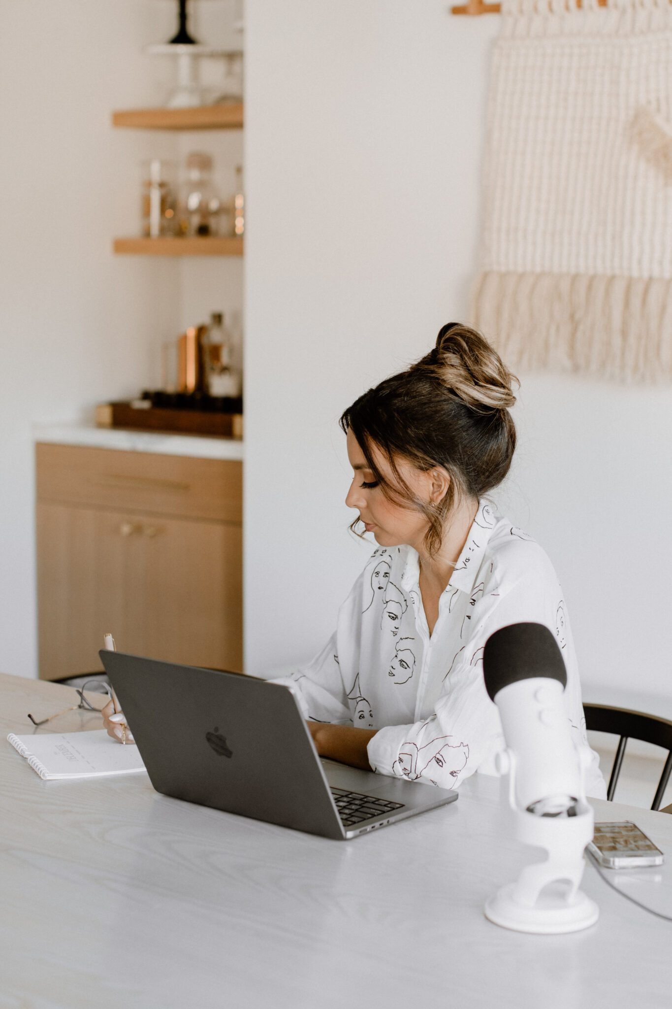 A Complete Guide to Writing Viral UGC Scripts - Catarina Mello